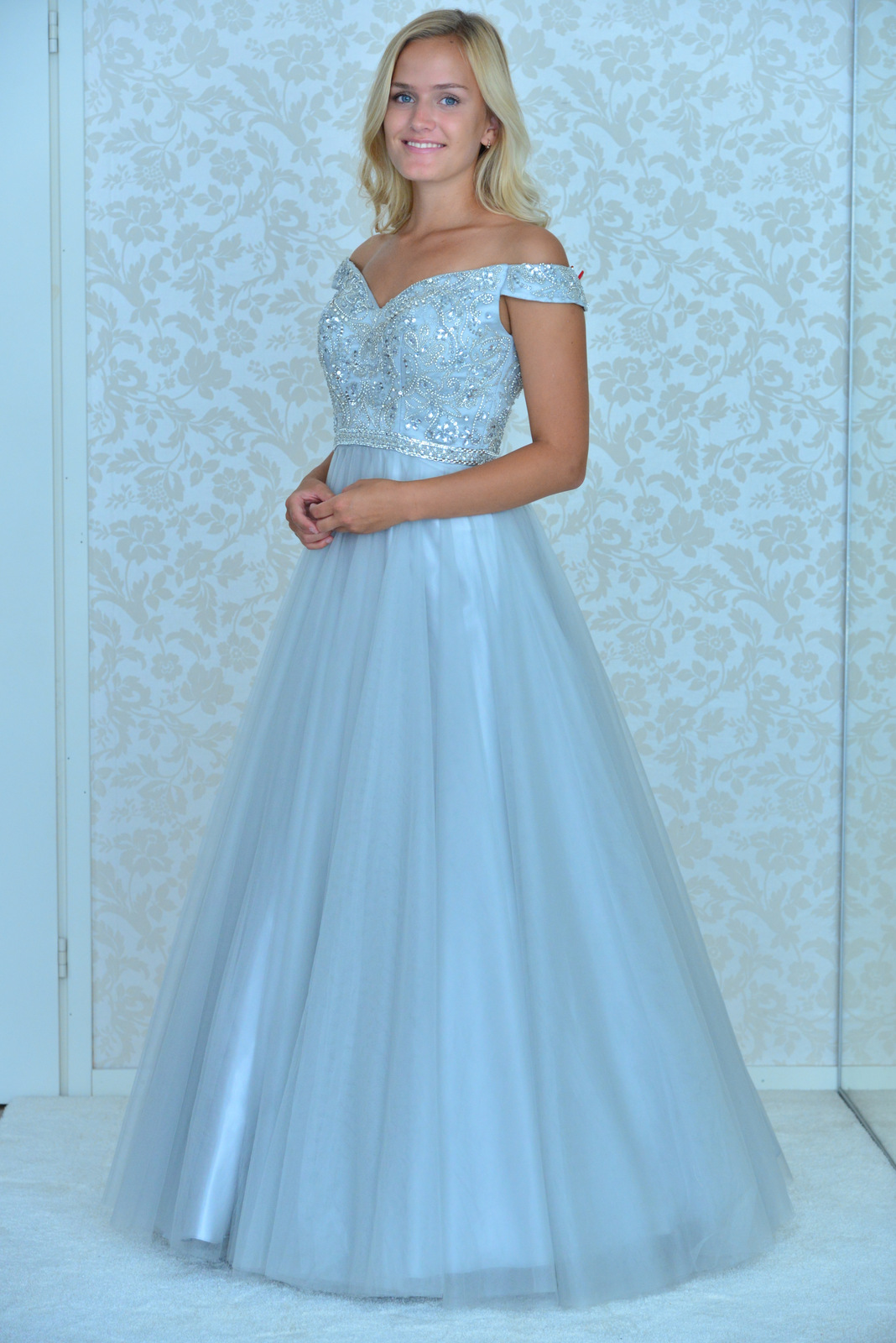 Outlet Vanhojentanssimekot